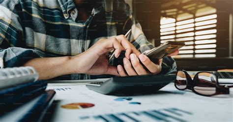 사업가의 손 스마트 폰과 재무 데이터 분석 계산을위한 사무실의 책상에 계산기 비즈니스 재무 개념 사진 Unsplash의 태국 이미지