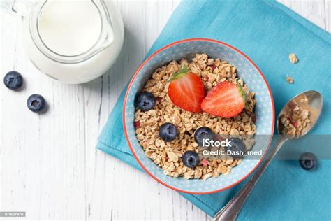 건강 한 아침 식사 딸기와 블루베리와 우유 용기 나무 배경 평면도와 그 라 놀라 Muesli 그릇 0명에 대한 스톡 사진 및 기타 이미지 Istock