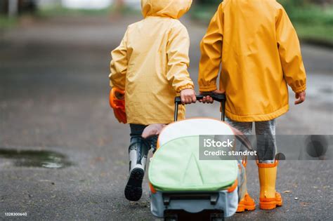 우산 가방 노란색 방수 망토와 함께 비가 내린 후 야외에서 걷는 부츠를 입은 두 명의 어린이 2 3 살에 대한 스톡 사진 및 기타 이미지 Istock