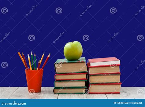 Livro Em Capas Coloridas Sobre Fundo Azul De Volta à Escola A