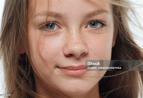 건강 한 피부와 귀여운 십 대 소녀 주 근 깨 여자 얼굴 클로즈 업 초상화 귀여운에 대한 스톡 사진 및 기타 이미지 귀여운
