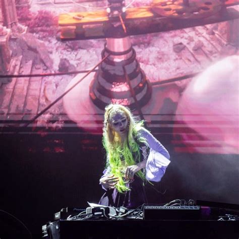 Pin By X On Grimes Grimes Paparazzi Photos Claire Boucher