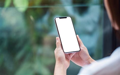 빈 흰색 데스크톱 화면과 휴대 전화를 들고 여자 녹색 자연 배경 흐리게 전화에 대한 스톡 사진 및 기타 이미지 전화 녹색 손 Istock