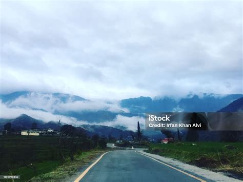 아름 다운 아스팔트도로 높은 바위와 화려한 풍경 완벽 한 아스팔트와 산도로 여름에 일몰에 나무와 놀라운 맑은 흐린 하늘 0명에 대한 스톡 사진 및 기타 이미지 Istock