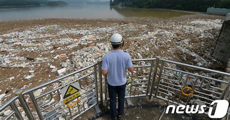 산더미처럼 쌓인 쓰레기