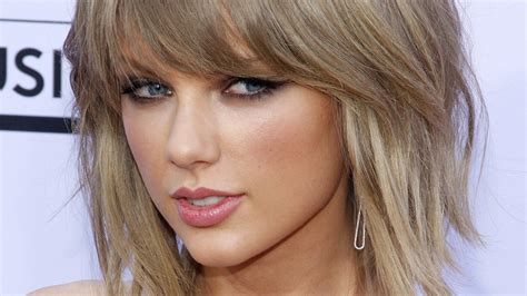 Elizabeth Olsens First Meeting With Taylor Swift Did Not Go As Planned