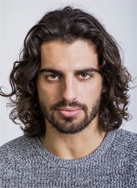 15 Wavy Hairstyles For Men That Emphasize Texture