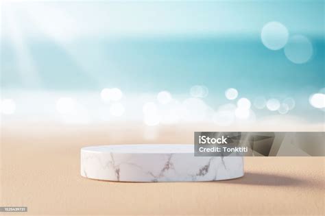 푸른 하늘과 흰 구름 추상적인 배경이 있는 해변에서 제품 디스플레이 프레젠테이션을 위한 복사 공간이 있는 3d 연단 열대 여름과