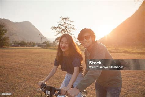 젊은 아시아 남자와 여 자가 연습 감정 편안한 자연 필드에 자전거를 타고의 커플 커플에 대한 스톡 사진 및 기타 이미지 커플 20 29세 관광객 Istock