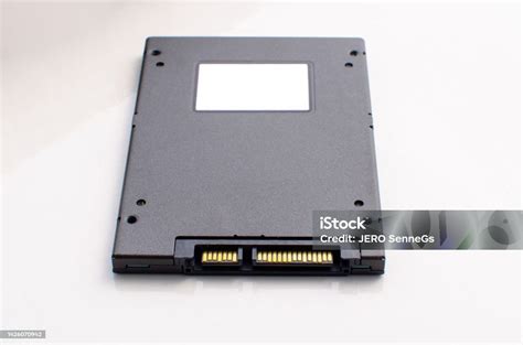 컴퓨터 하드 드라이브로 알려진 Ssd 솔리드 스테이트 드라이브는 일반적으로 컴퓨터 스토리지에 플래시 메모리를 사용하여 데이터를