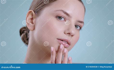 千禧一代漂亮女人在看相机时摸着脸的头像 裸体女模特肖像 影视素材 视频 包括有 肉欲 面部