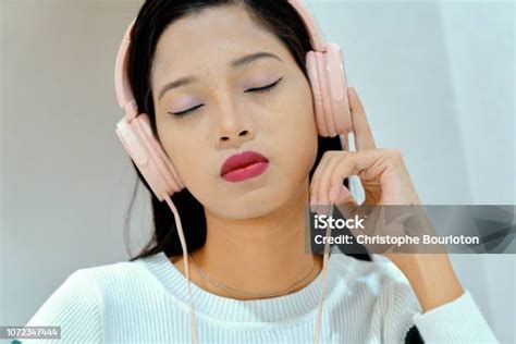 아름 다운 여자 포즈헤드폰 음악을 듣고 폐쇄 눈 여자 휴식 20 24세에 대한 스톡 사진 및 기타 이미지 20 24세 가냘픈 검정 머리 Istock
