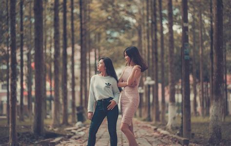 무료 이미지 People in nature 나무 삼림지 자연 환 경 아름다움 애정 사진술 잎 햇빛 로맨스 행복 목재 몸짓 주립 공원 식물 가을