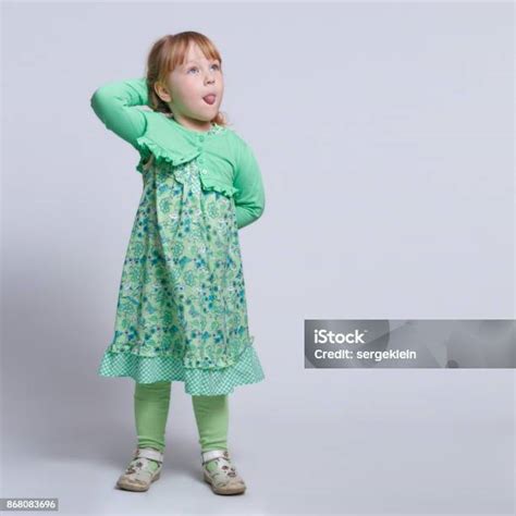 손으로 그녀의 뒤의 뒤에 서 있고 그녀의 혀를 튀어나와 어린 소녀 만들기에 대한 스톡 사진 및 기타 이미지 만들기 아이 감정 Istock