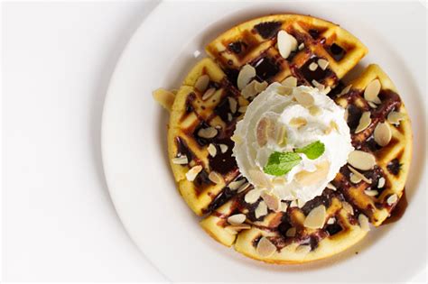 디저트 홈메이드 와플 Vanila 아이스크림 초콜릿 시럽와 흰색 바탕에 휘 핑 크림 0명에 대한 스톡 사진 및 기타 이미지 0명 그릇 꿀 Istock