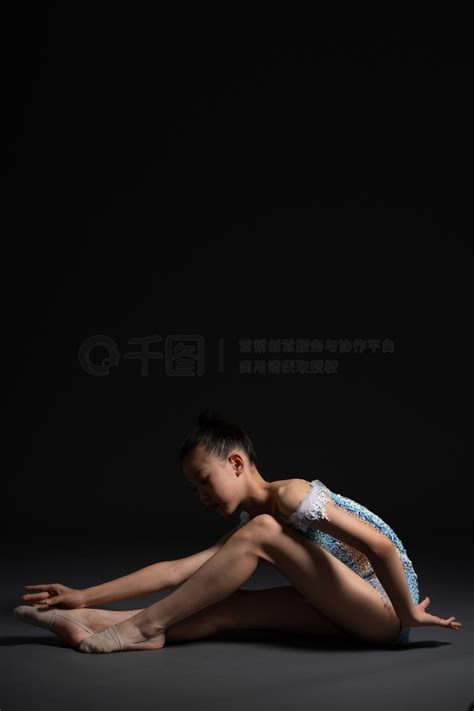 白昼高清图片 练习基本功的女孩1053 人像图片免费下载 格式 2667像素 编号67619254 千图网