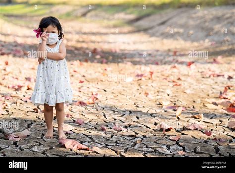 Jolie Petite Fille Asiatique Dans Un Masque Facial Pieds Nus Sur Un Sol