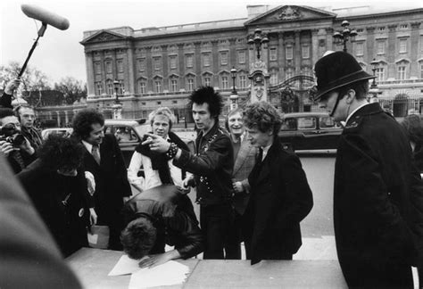 Sex Pistols со своим менеджером Малкольмом Маклареном подписывают новый контракт с Aandm Records