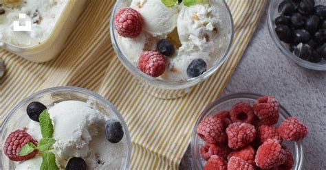 갈색 나무 쟁반에 딸기와 블루 베리를 곁들인 흰색 아이스크림 사진 Unsplash의 무료 Познань 이미지