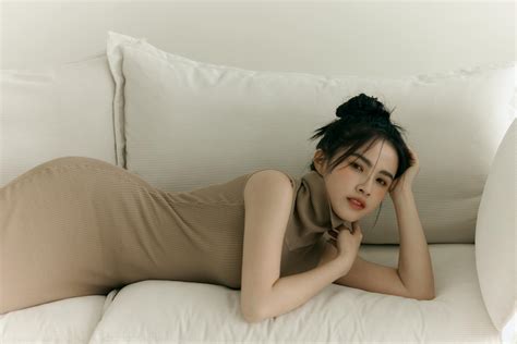 莉莎 Lisa Lais Diary 新女子團體誕生：） 今天的二手拍即將尾聲，謝謝來的你們，讓我順利帶著少少的衣物回家 ️ 這個五月的週末假日 Empty Canvas都有品牌折扣品與