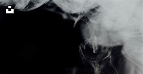 검은 배경에 흰 연기 사진 Unsplash의 무료 검정 이미지