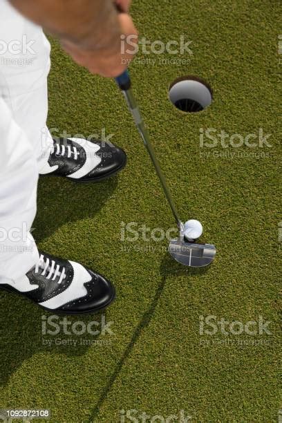 골프 골프 볼골프 링크구멍 근처 퍼 팅 골프 플레이어 닫기 골프에 대한 스톡 사진 및 기타 이미지 골프 골프 선수 골프