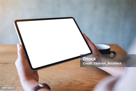 나무 테이블에 커피 컵빈 흰색 데스크톱 화면디지털 태블릿을 들고 있는 여성 30 34세에 대한 스톡 사진 및 기타 이미지 30 34세 공란 데스크탑 컴퓨터 Istock