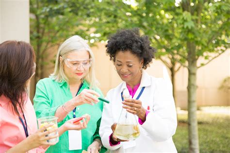 줄기 테마 야외 물 프로젝트에서 작업 하는 여성 과학자와 함께 Stem 주제에 대한 스톡 사진 및 기타 이미지 Stem 주제