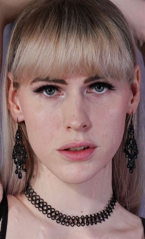 Beautiful Lianna Scrolller