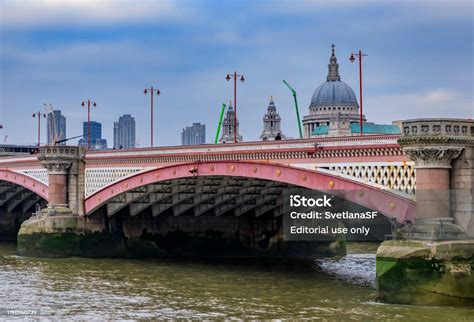 영국 런던의 18세기 블랙프라이어스 브리지가 있는 템스 강 건너편에 있는 유명한 성 바울 대성당 전망 Central London