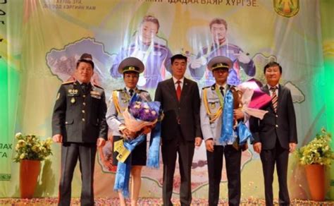 Д Сумъяа Д Отгондалай нарыг орон сууцаар шагналаа