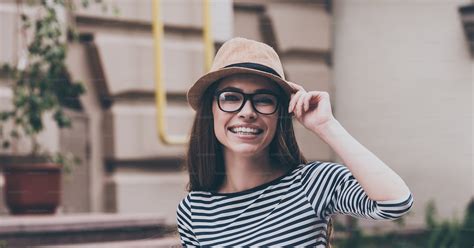 커피 컵을 들고 야외에 서 있는 동안 미소로 자전거에 기대어 있는 아름다운 젊은 여자 사진 Unsplash의 반바지 이미지