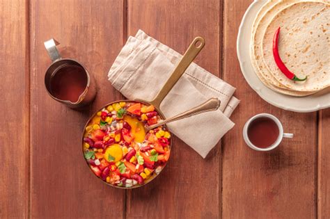 Huevos Rancheros 멕시코 구운 계란 피코 데 갈로 샐러드 핫 초콜릿 텍스트에 대 한 장소와 어두운 소박한 나무