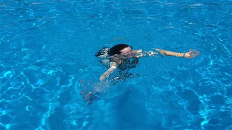 Frau Wird Beim Schwimmen Bewusstlos Aus Rätselhaftem Grund