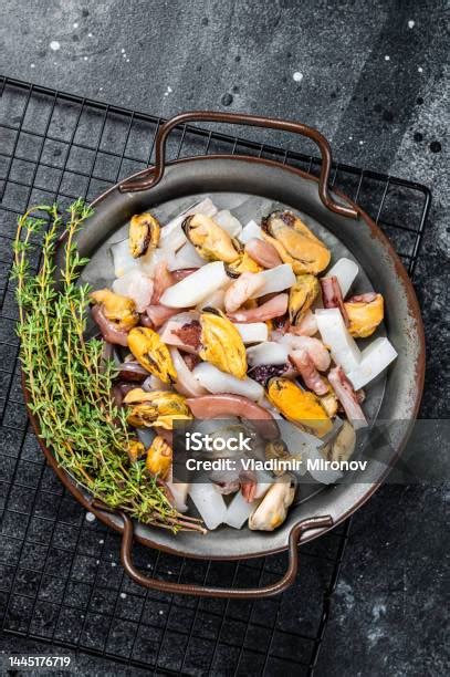 생 해산물 믹스 신선한 홍합 조개 오징어 문어 새우 및 새우의 바다 칵테일 검은 배경 위쪽 보기 갑각류에 대한 스톡 사진 및 기타 이미지 Istock