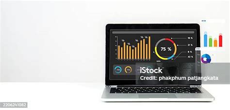 사업 계획 대시 보드 노트북 컴퓨터의 재무 관리 판매 데이터 분석 및 성장 그래프 차트 보고서 전략 및 개발 재무 회계 시장 조사 데이터 분석 0명에 대한 스톡 사진 및