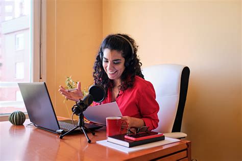 넷북과 녹음 팟 캐스트와 테이블에 앉아 캐주얼 옷에 긍정적 인 여성 40 44세에 대한 스톡 사진 및 기타 이미지 40 44