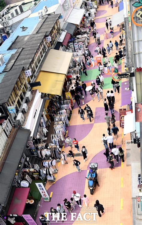 알록달록 변화된 홍대 거리 포토 포토 기사 더팩트 알록달록 변화된 홍대 거리 포토 포토 기사 더팩트