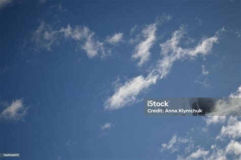 푸른 하늘을 배경으로 권운 구름을 통해 태양의 Ays 태양 광선에 의해 조명 된 푸른 하늘에 대한 하얀 비 구름 푸른 하늘에 대한 화창한 날씨에 흰색 푸른 구름 0명에 대한