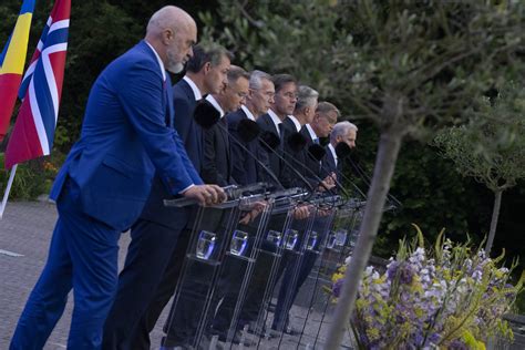 Обща пресконференция на участниците във вчерашната среща в Хага на генералния секретар на НАТО с