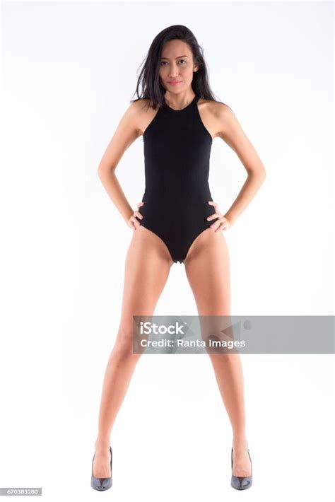 전신 샷 수영복 서 있는 젊은 아름 다운 아시아 여자의 엉덩이에 손을 Full Body Isolated에 대한 스톡 사진 및 기타 이미지 Full Body