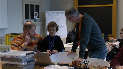 jongeren tussen de 7 en 17 jaar leren programmeren in school 7 video
