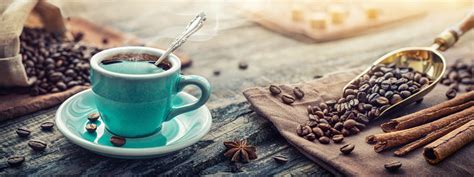 식탁에 향기로운 블랙 커피와 커피 원두 한 잔 아름다운 블루 컵에서 아침 식사를위한 모닝 커피 에스프레소 갈색에 대한 스톡 사진 및 기타 이미지 Istock