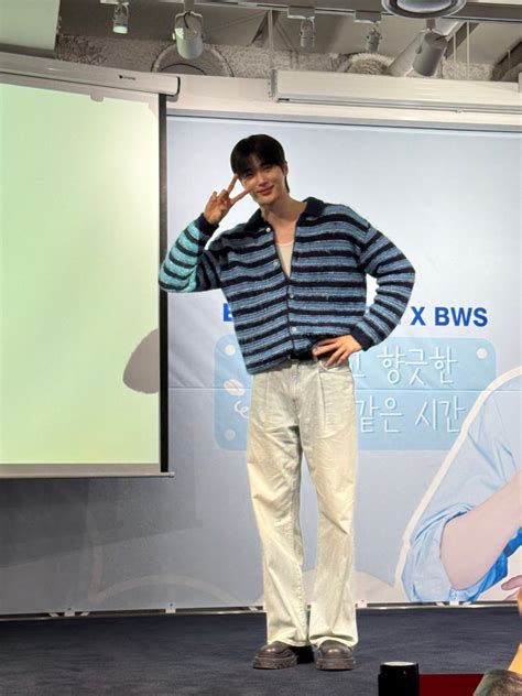 Byeon Woo Seok Community Post 이렇게 이쁜 모습 사진으로라도 담아보자😂😍🥰 이쁜 니트 카디건에 연한