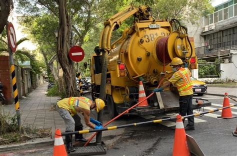 臺北市政府環境保護局環保稽查大隊 環保新聞 軒嵐諾颱風來襲 環保局全面整備防颱 加強溝渠巡檢清疏