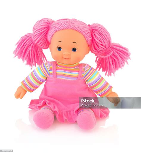 핑크 분홍색 흰색 배경에 고립 된 그림자 반사 흰색 밑 받침에 앉아있는 귀여운 분홍색 헝겊 아기 인형 분홍색 머리를 가진 좋은 현대 헝겊 아기 현대 기쁘게 걸 레 아기 0