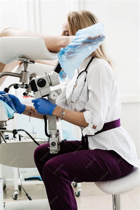 Premium Photo Gynecologist Does Colposcopy Procedure To Closely Examine Cervix Vagina And