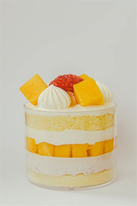 꽃 달콤한 디저트 맛있는 설탕 수직 쐈어 유리 접시 커피 케이크 크림 테이블에 관한 무료 스톡 사진