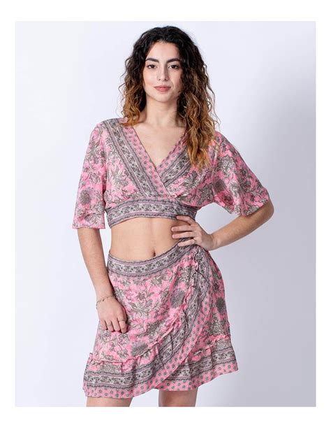 Conjunto Falda Y Top De Seda Estampada Elegancia Floral En Fondo Rosa