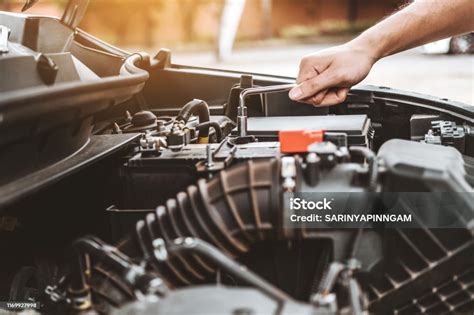 자동차 정비사 자동차 수리 서비스 및 유지 보수 자동차 검사에서 작업 자동차 정비사의 차고 기술자 손에서 작업 건강 진단에 대한 스톡 사진 및 기타 이미지 Istock